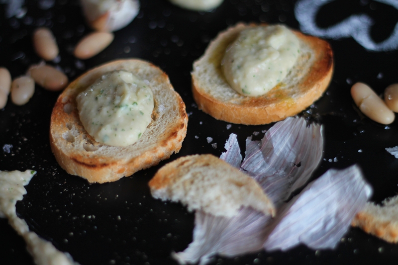 White Bean Hummus on Crostini – Ateriet White Bean Hummus on Crostini – Ateriet
